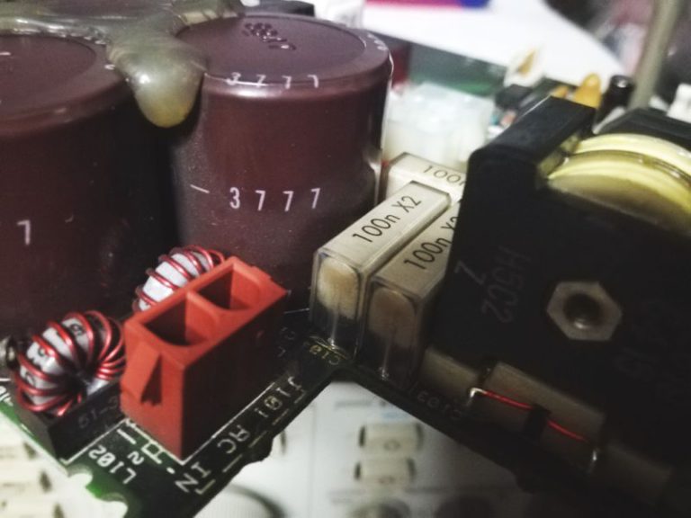 HP 8561B Spectrum Analyzer: a smoking power supply | SimonsDialogs